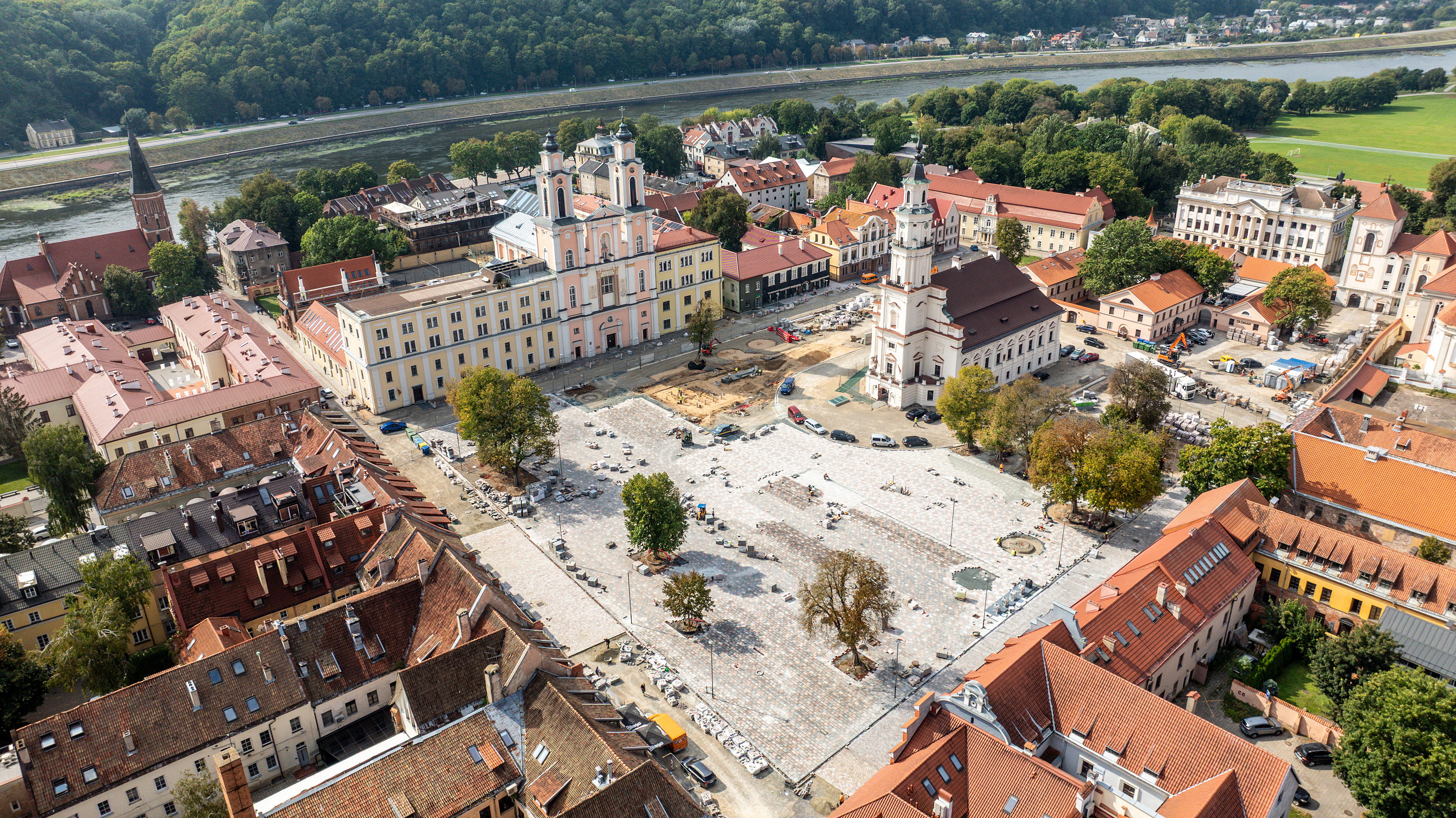 Senamiestyje – darbymetis: svarbi žinia dėl eismo Rotušės aikštėje