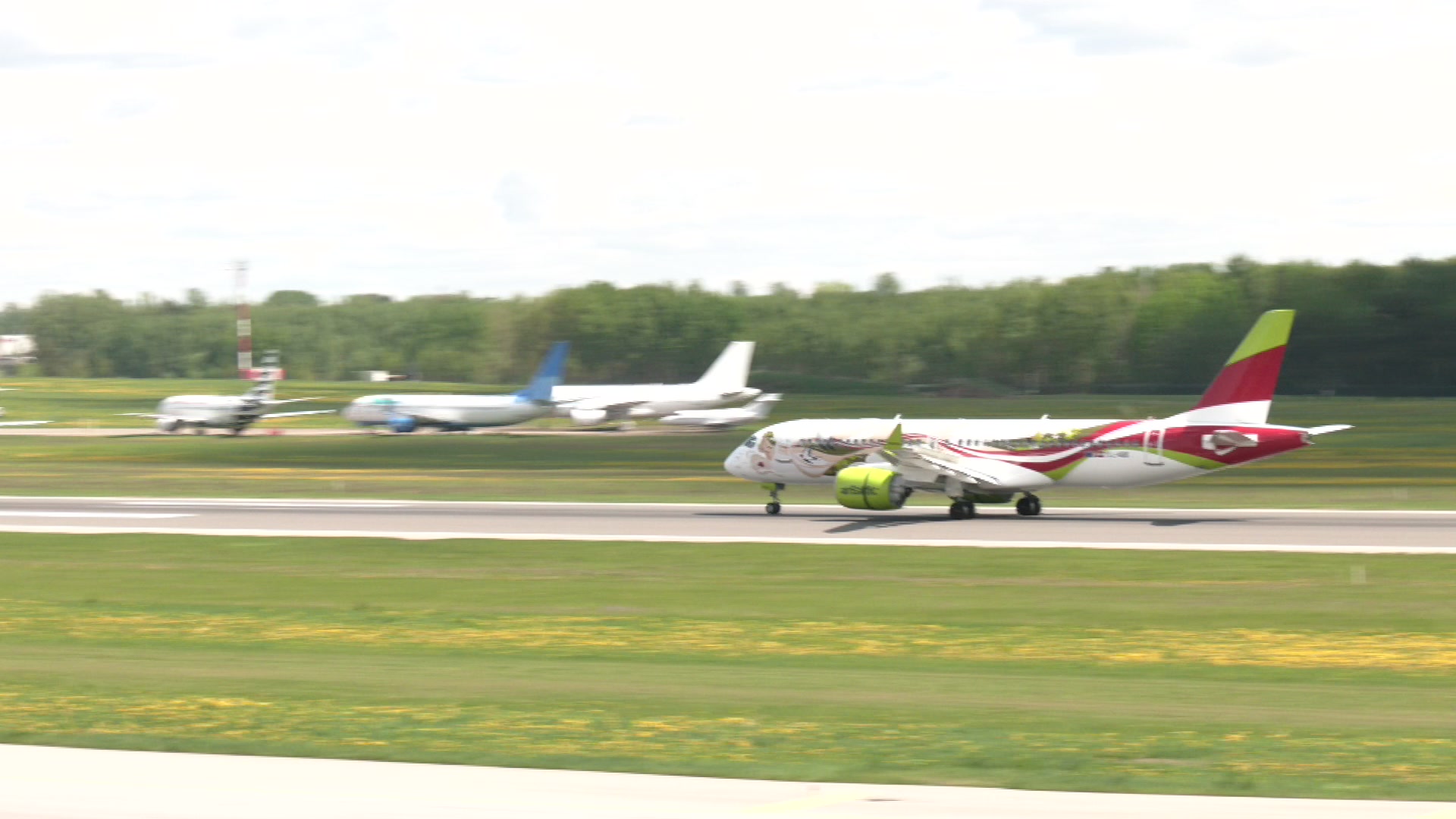 Oro uostuose – griežtesnės patikros: „Ryanair“ keleiviams gresia ...