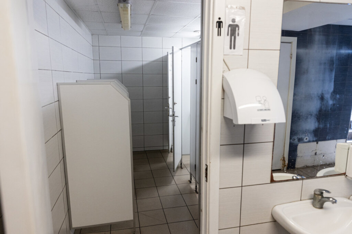Vilniaus policijos areštinėje kaltinamasis apgadino tualeto duris