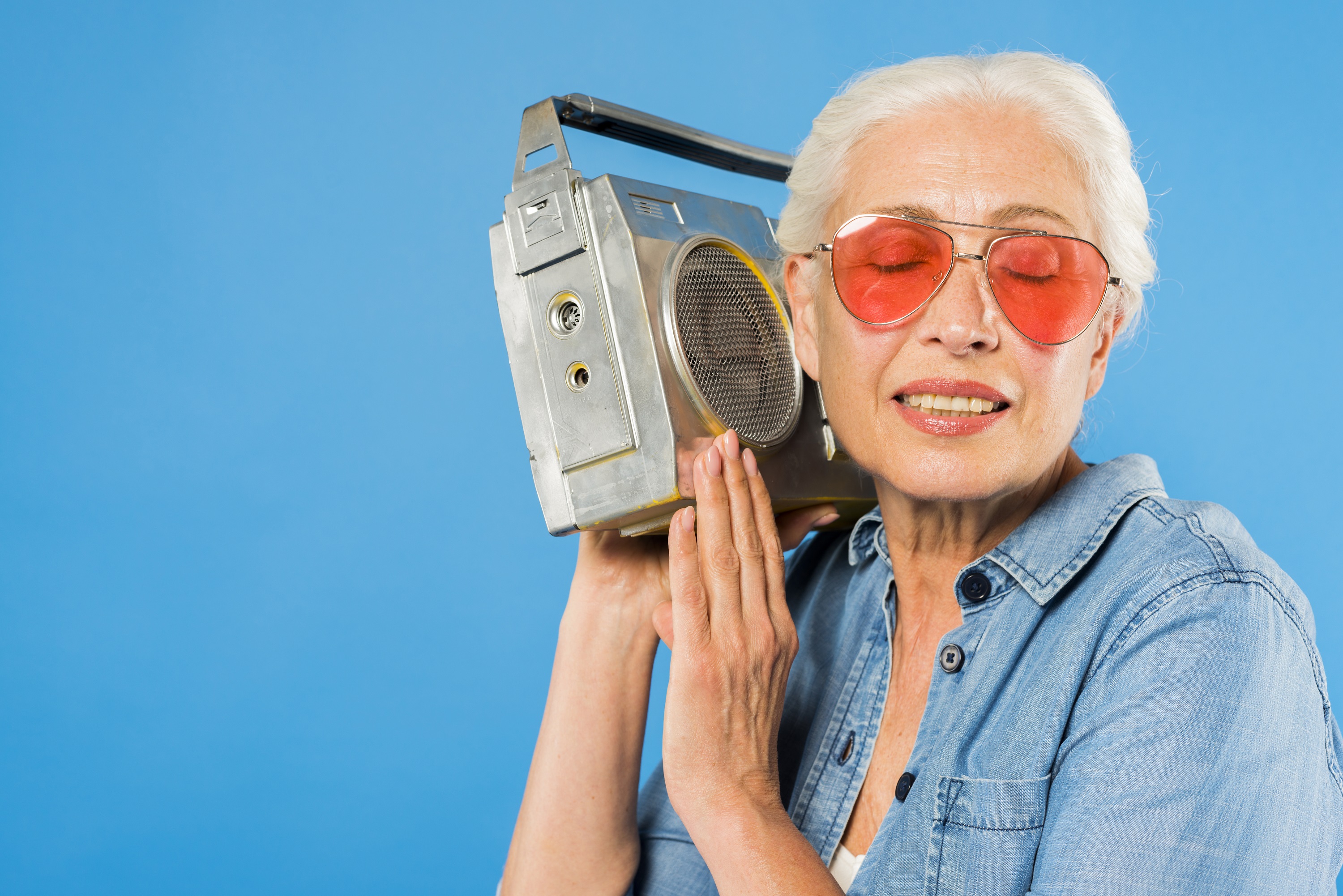 Kokia kalba sklinda iš radijo?